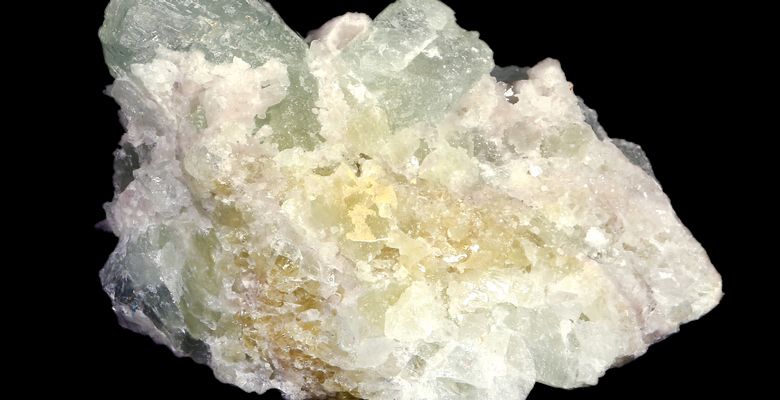 Датолит: свойства, описание, воздействие на человека, где применяется ...